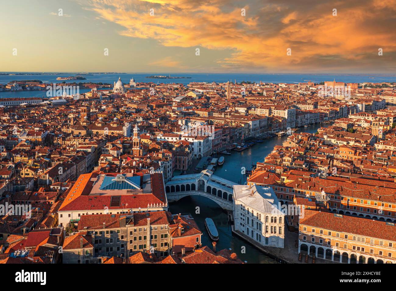 Aerial view of Venice with the Rialto Bridge in the center ...