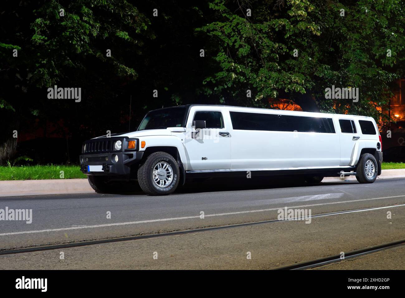 White hummer hi-res stock photography and images - Alamy