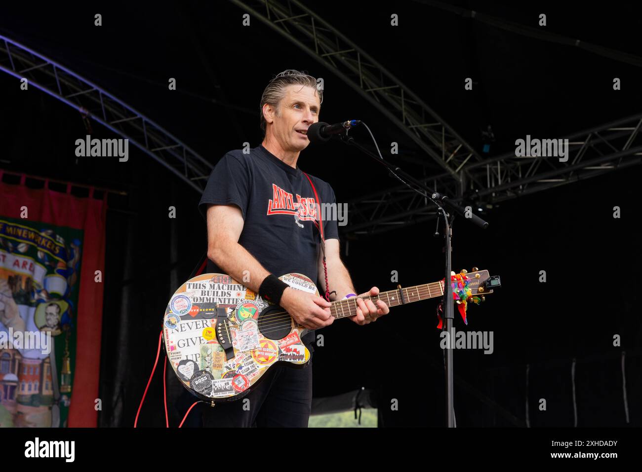 Durham, UK. 13 JUL, 2024. Musician Joe Solo performs to the gathered ...
