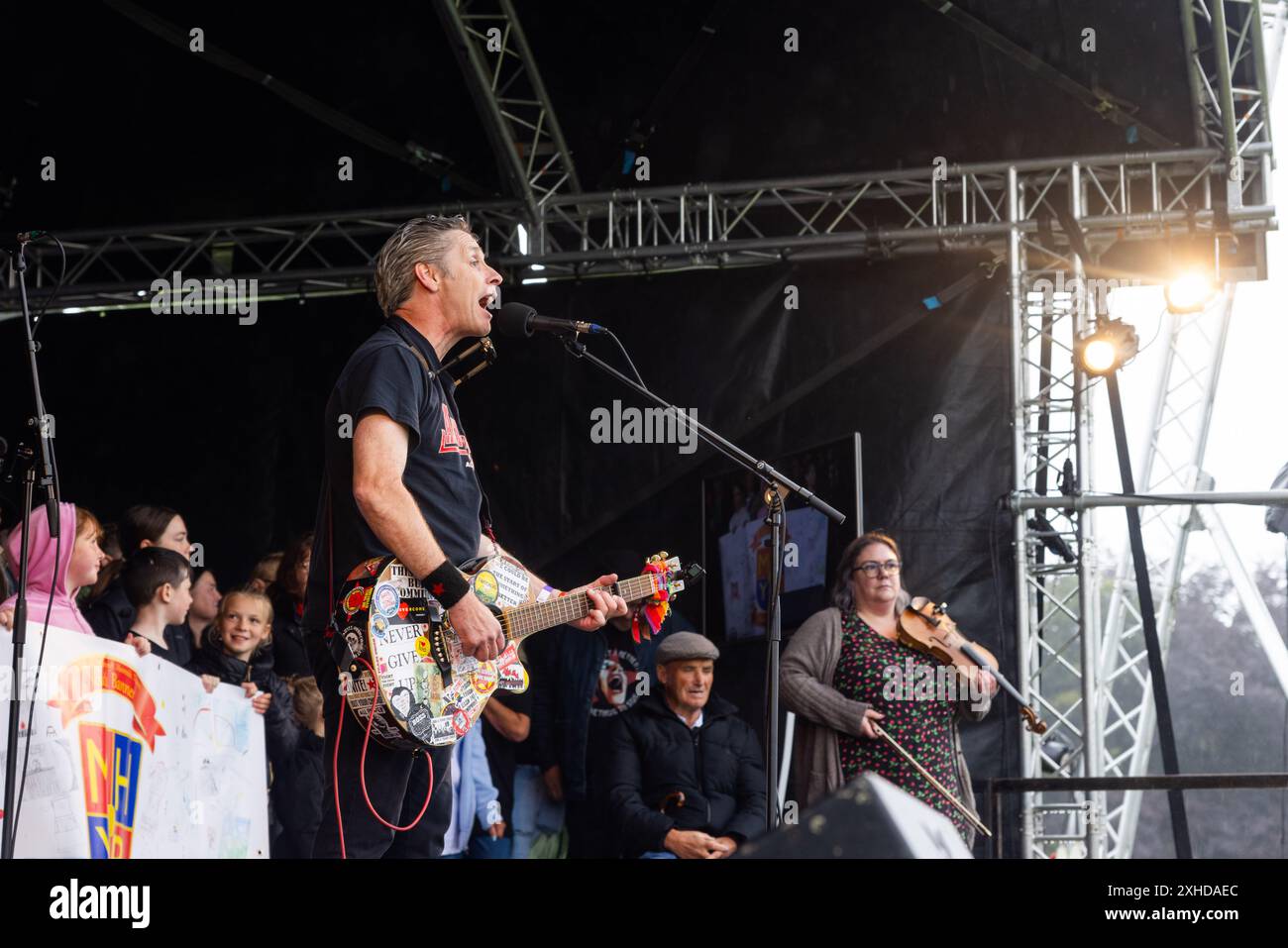 Durham, UK. 13 JUL, 2024. Musician Joe Solo performs to the gathered ...