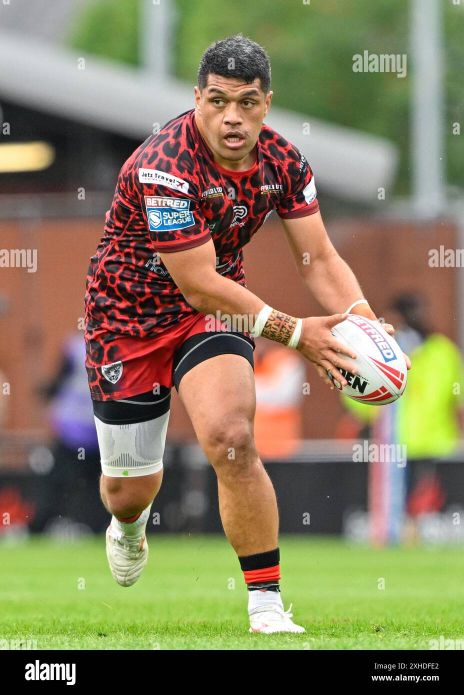 John Asiata of Leigh Leopards looks for a pass during the Betfred Super ...