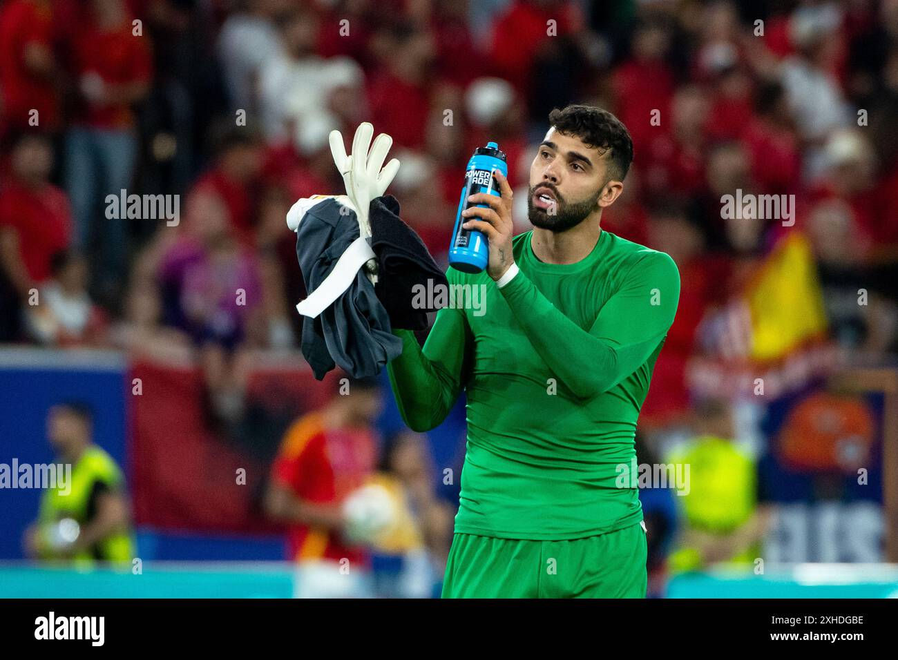 David Raya (Spanien, #01) jubelt ueber den Sieg und bedankt sich bei ...