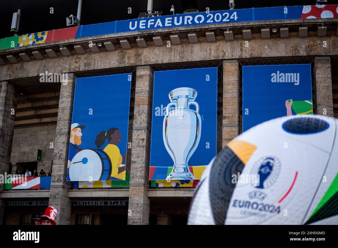 Symbolbild / Themenfoto Adidas Spielball Fussballiebe vor Branding mit ...