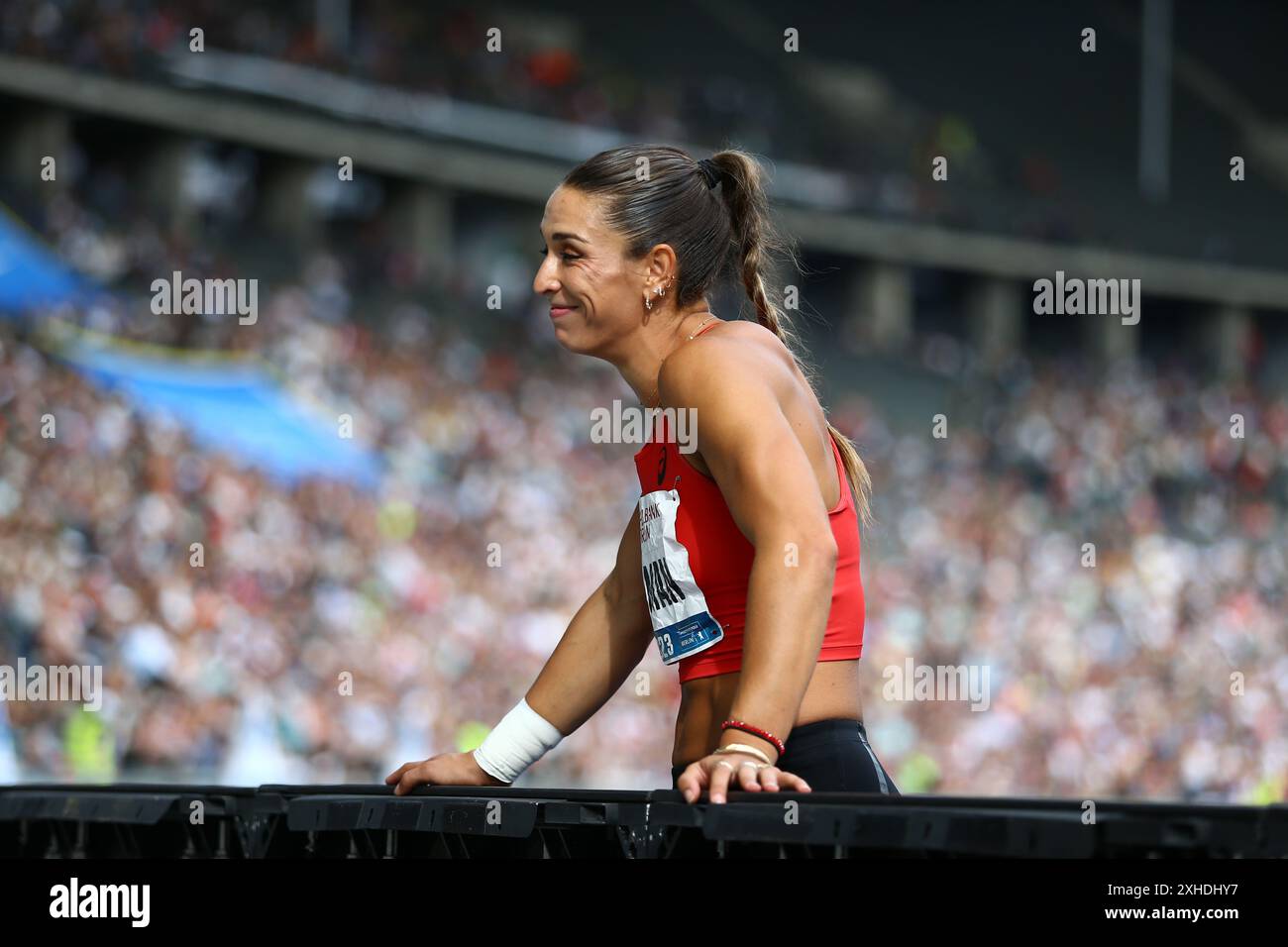 Athlete discus throw athletics discus hi-res stock photography and ...