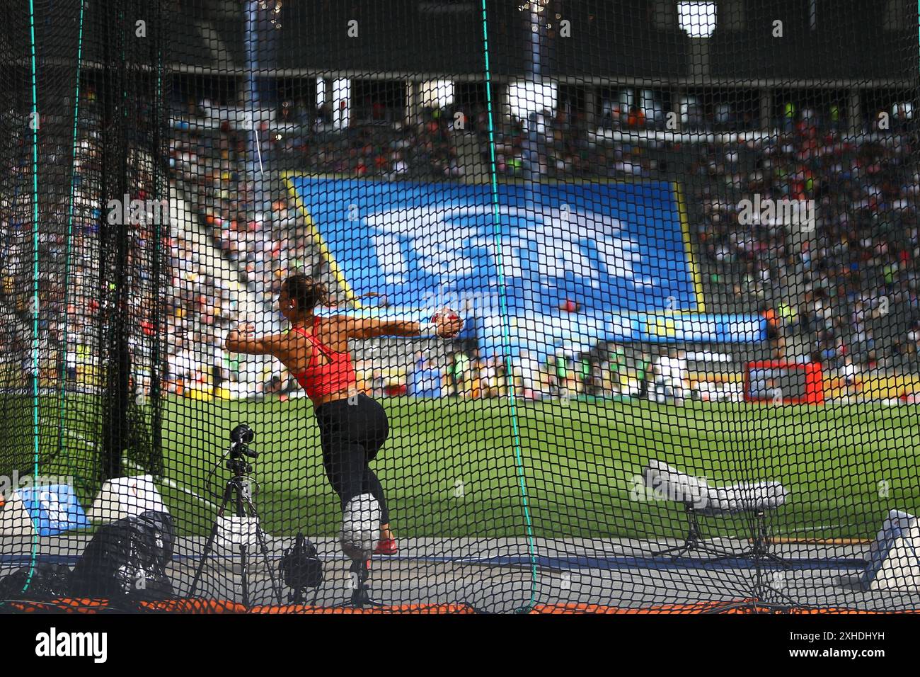 Athlete discus throw athletics discus hi-res stock photography and ...