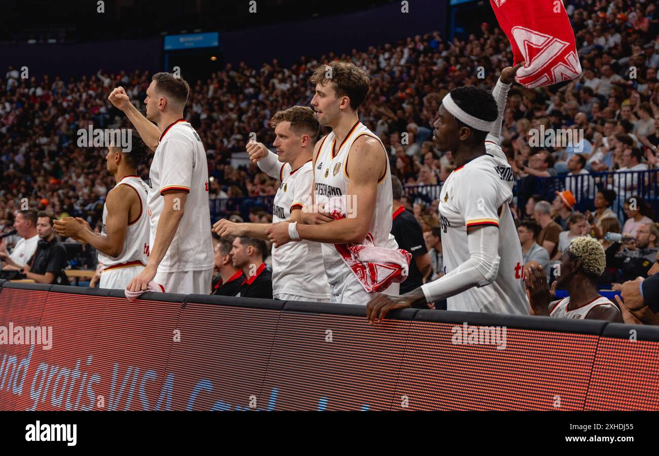 Die Bank freut sich beim Basketball Herren Laenderspiel 2024 in Hamburg ...