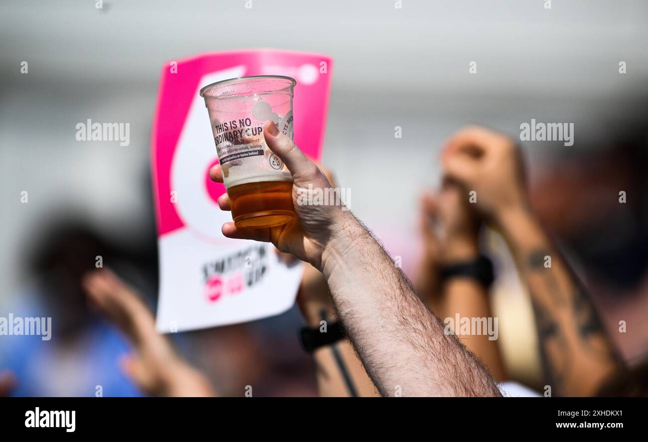 Cricket fans beers hi-res stock photography and images - Alamy