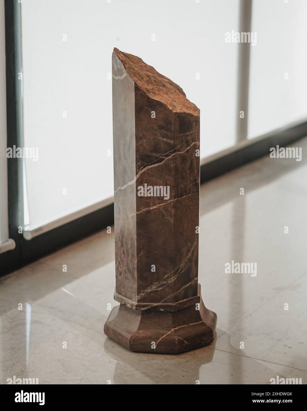 Detailed column capital hi-res stock photography and images - Alamy