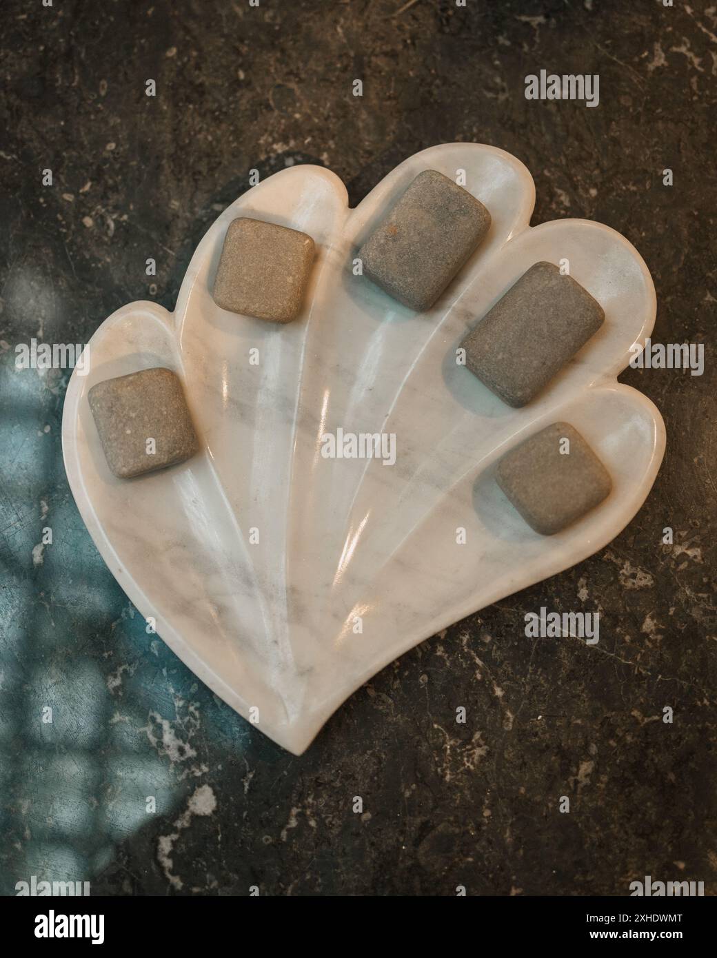 Marble and leaf hi-res stock photography and images - Alamy