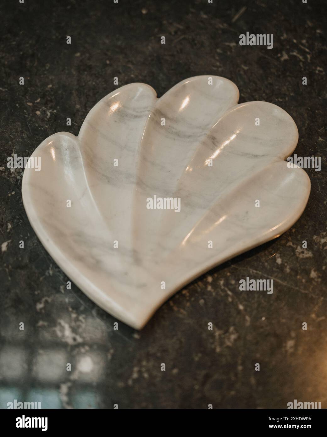 Marble and leaf hi-res stock photography and images - Alamy