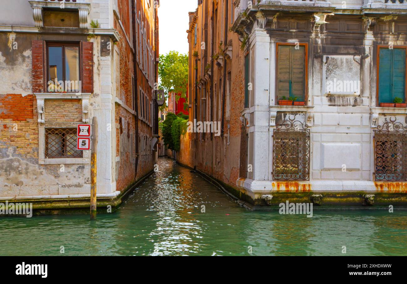 Views of canal hi-res stock photography and images - Alamy