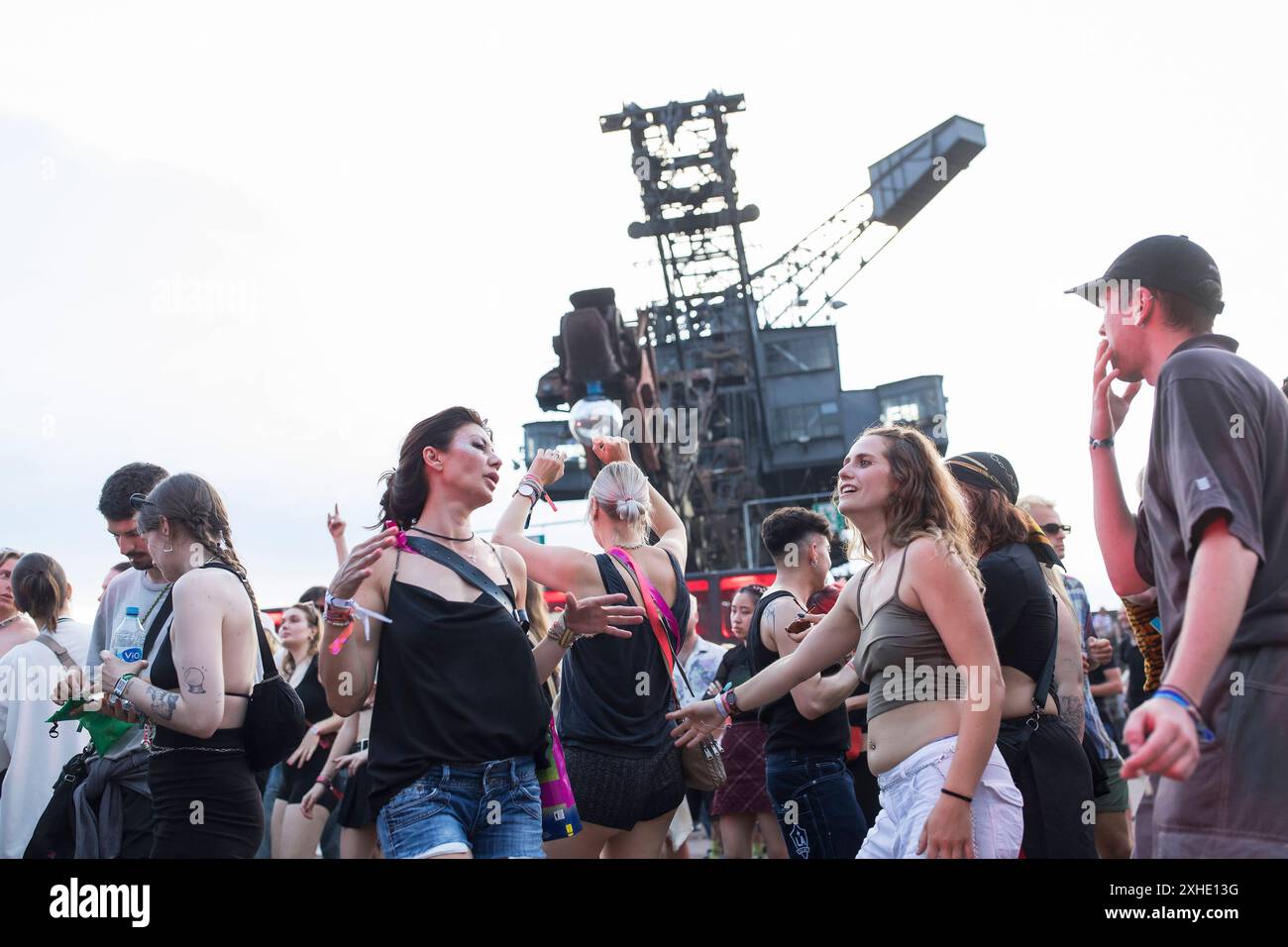 Melt, Festival in Ferropolis, Gräfenhainichen, 11.-13.07.2024 Feiernde Besucher vor Bagger beim ...