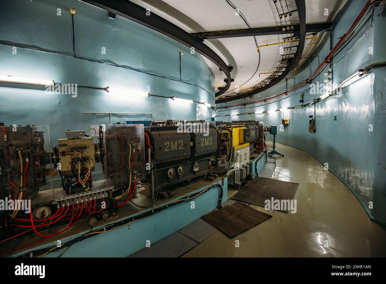 Superconducting ring electromagnet in cyclotron particle accelerator ...