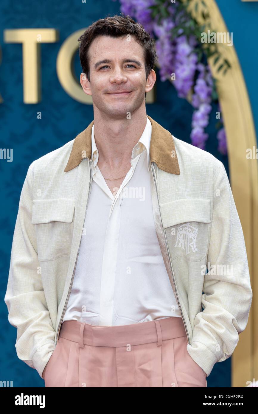Luke thompson bridgerton hi-res stock photography and images - Alamy