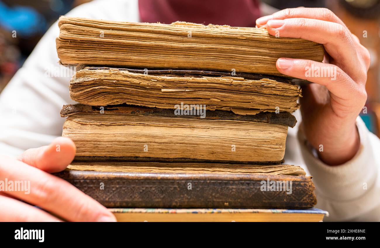 hand holding old book Stock Photo - Alamy
