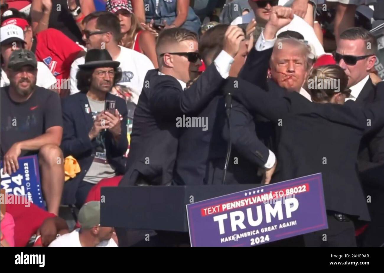 Making speech sounds hi-res stock photography and images - Alamy