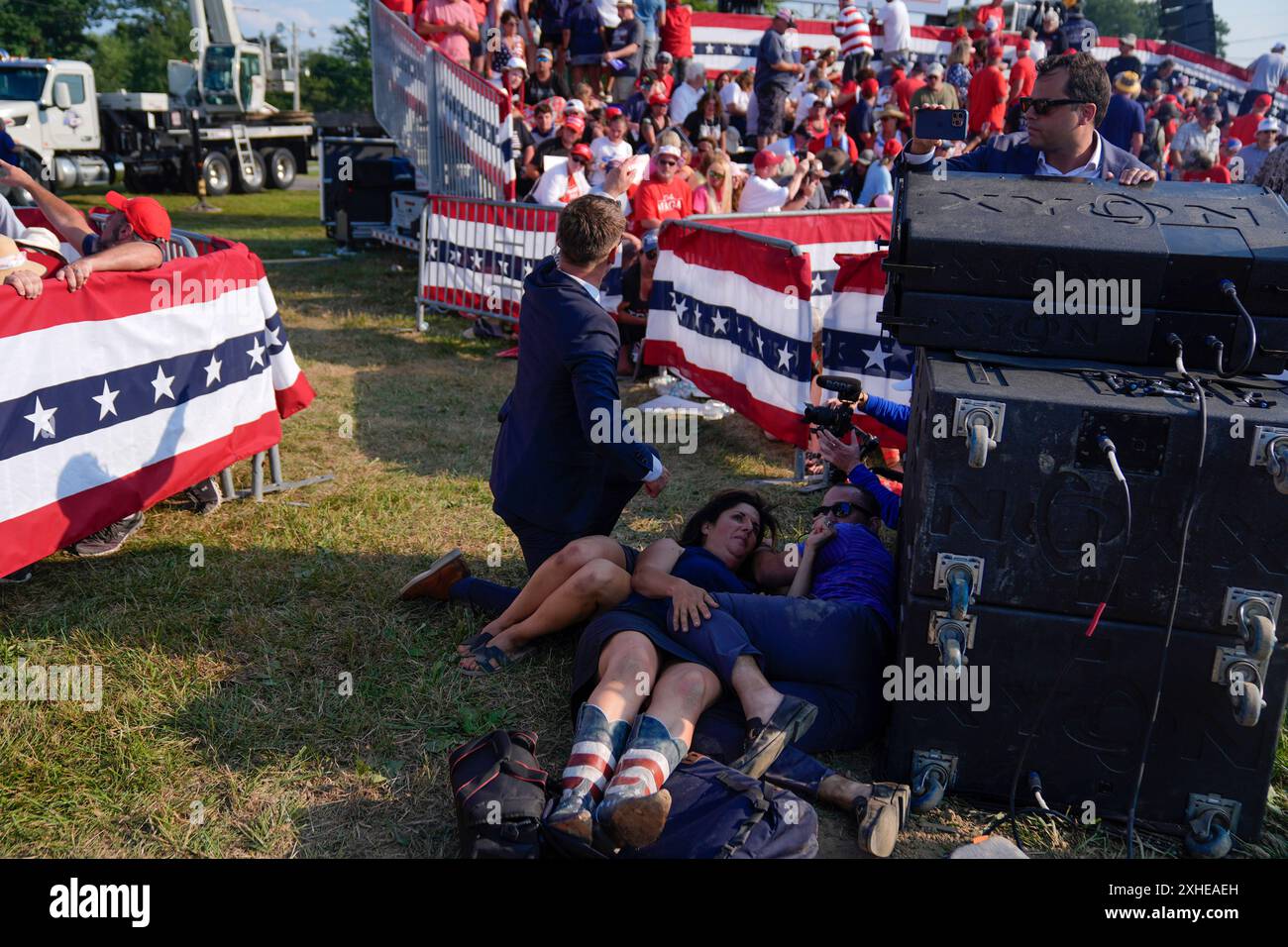 People react during a campaign rally with Republican presidential ...