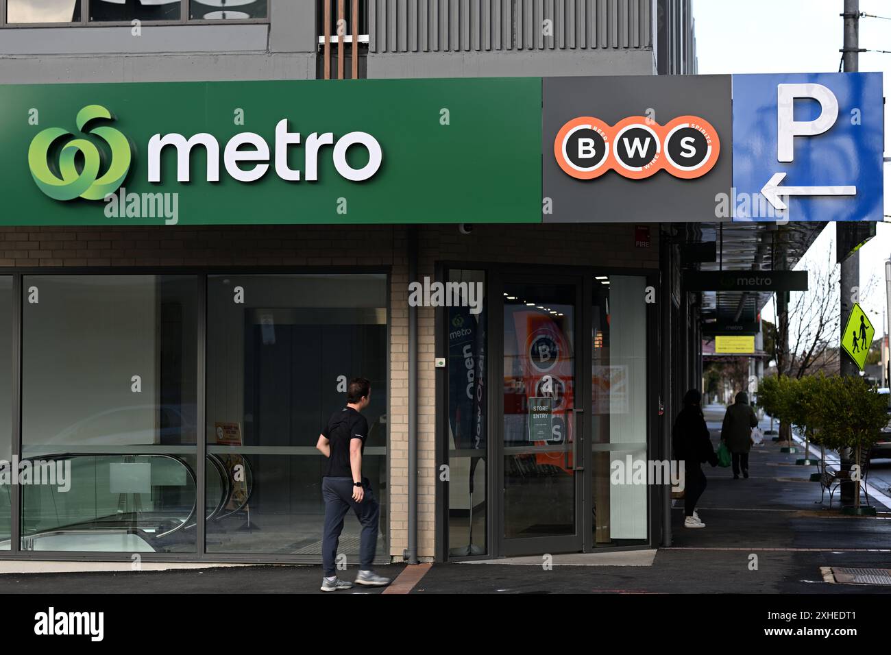 Liquor store arrow sign blue hi-res stock photography and images - Alamy