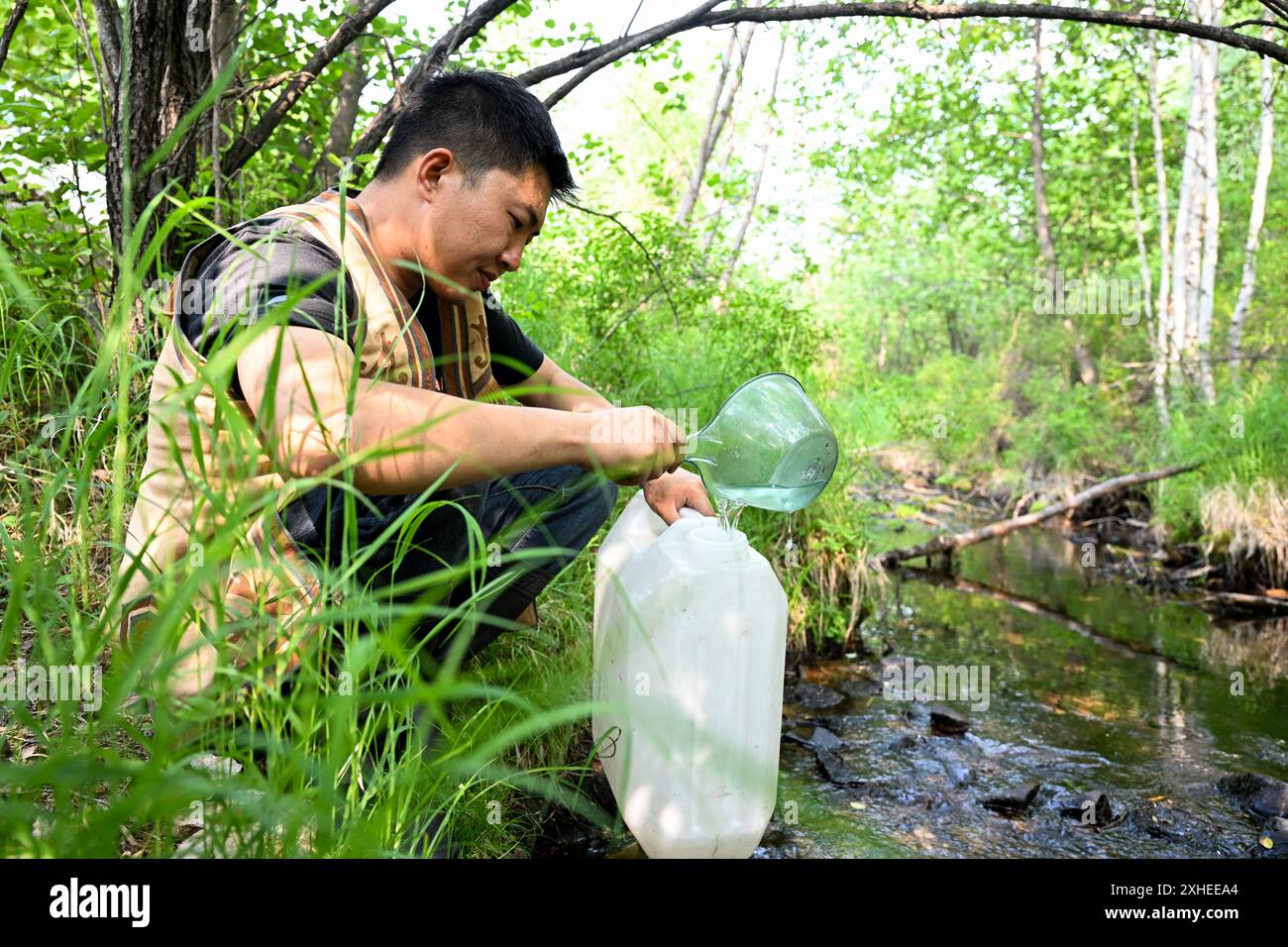 (240714) -- HULUN BUIR, July 14, 2024 (Xinhua) -- Wu Qiming fetches ...