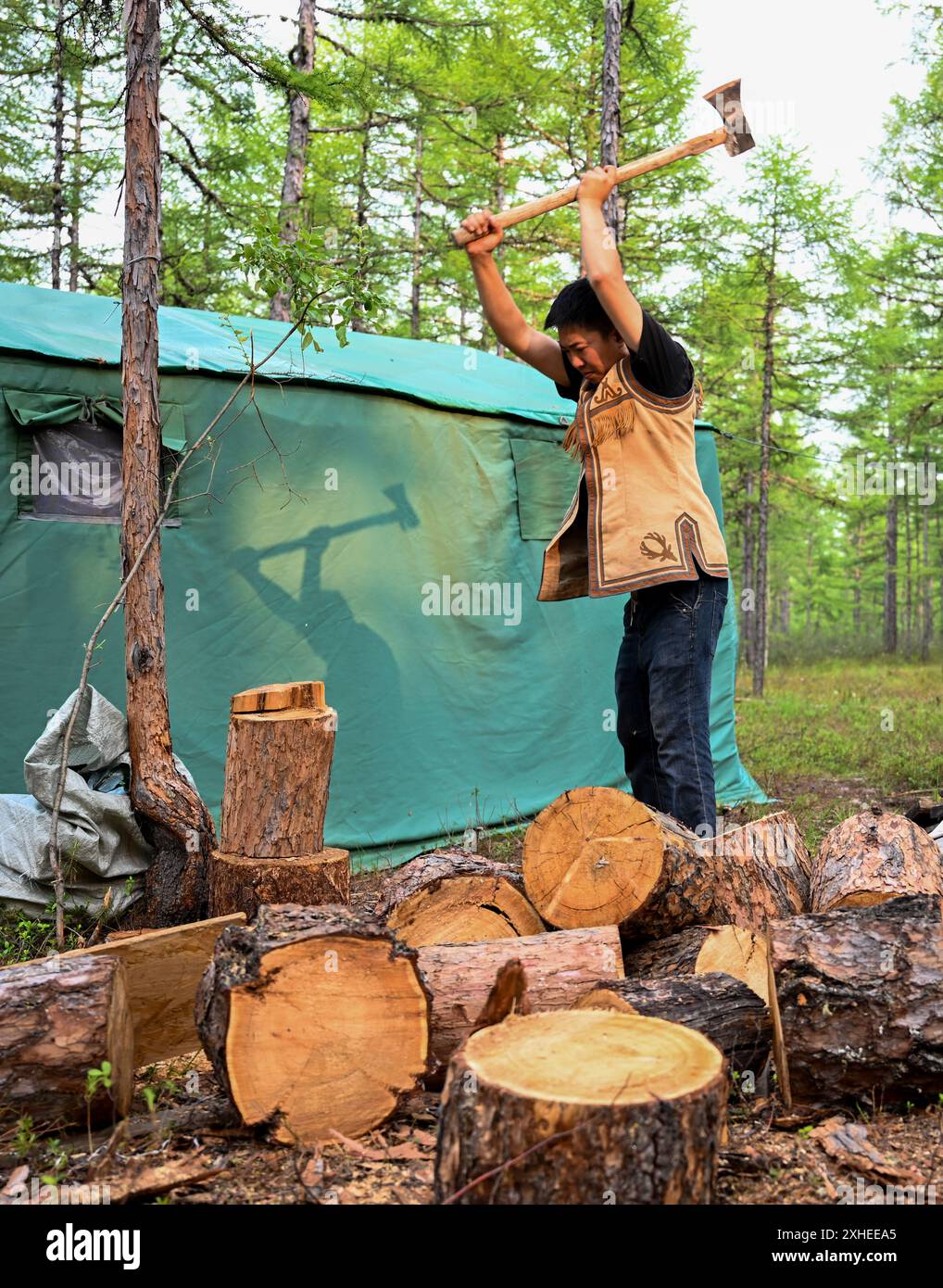 (240714) -- HULUN BUIR, July 14, 2024 (Xinhua) -- Wu Qiming chops ...