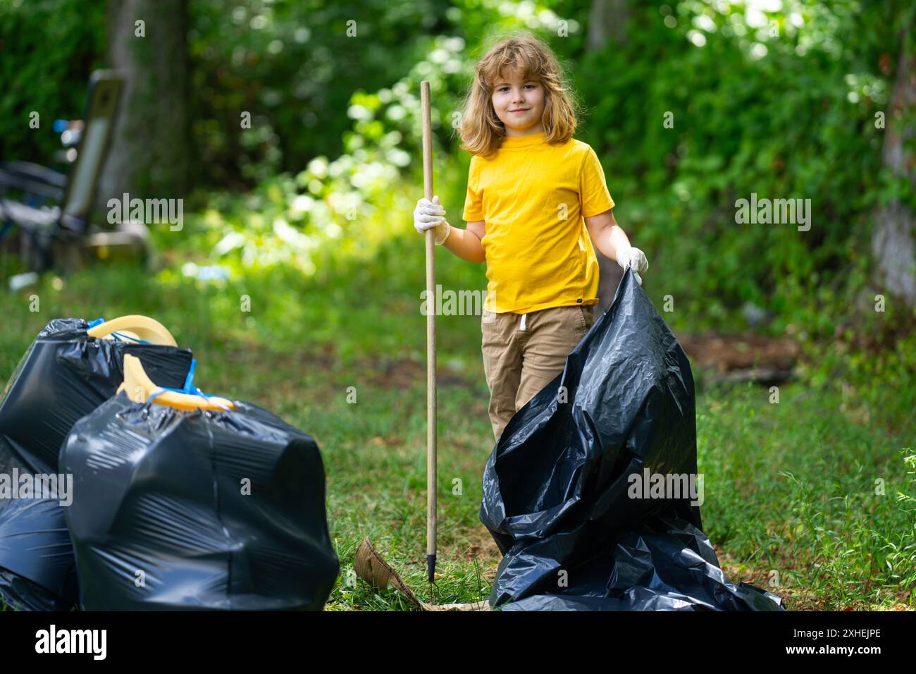 Children cleaning forest litter hi-res stock photography and images - Alamy