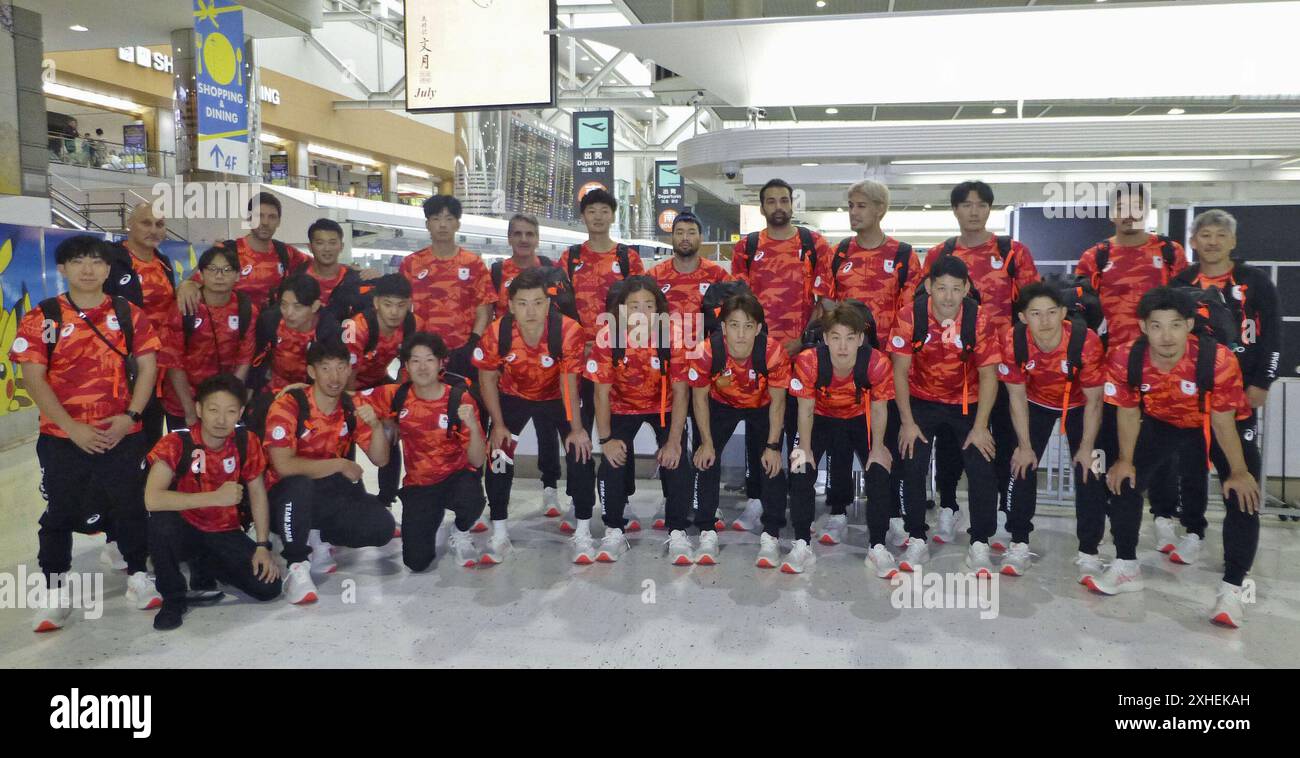 Members of the Japan men's handball team pose for a photo at Narita ...