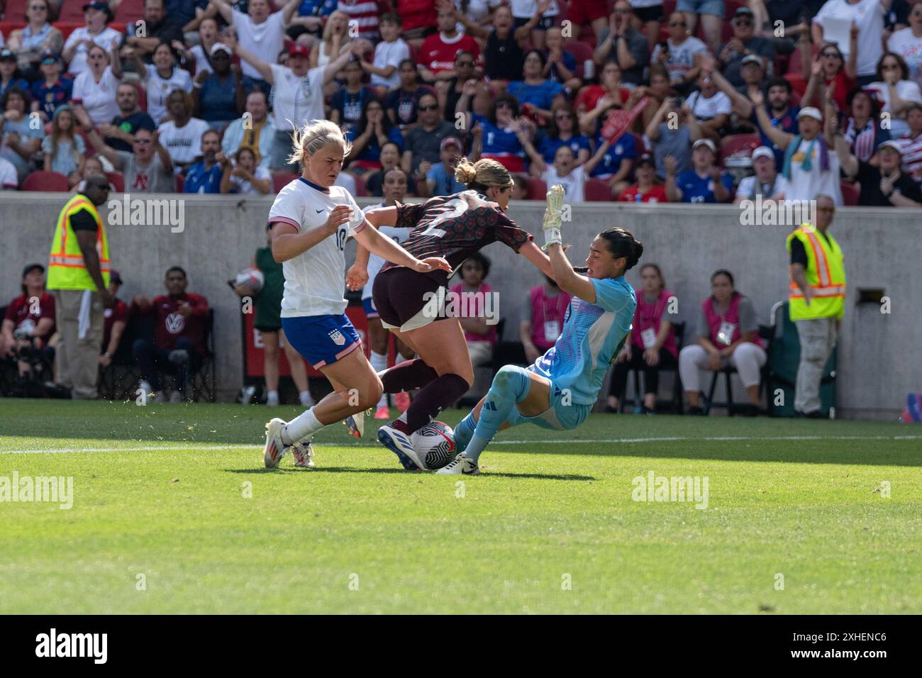 Goalkeeper Esthefanny Barreras (21) and Jocelyn Orejel (2) of Mexico ...