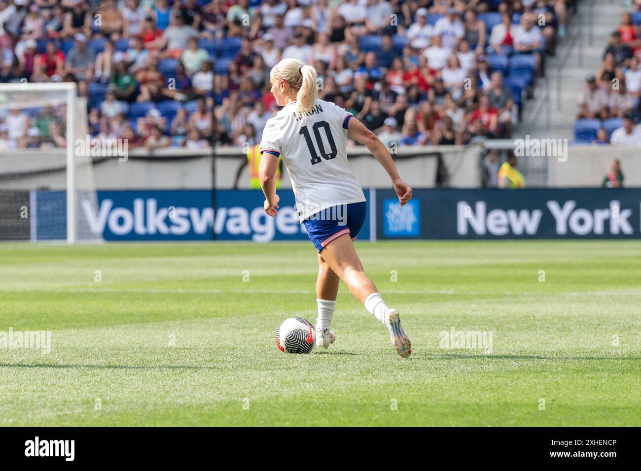 Lindsey Horan (10) of USWNT controls ball during pre-Olympic friendly ...