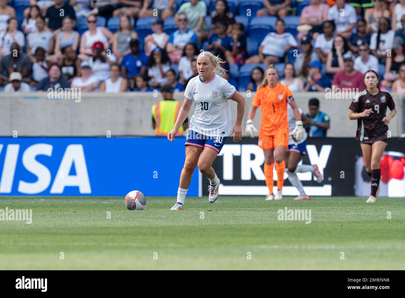 Lindsey Horan (10) of USWNT controls ball during pre-Olympic friendly ...