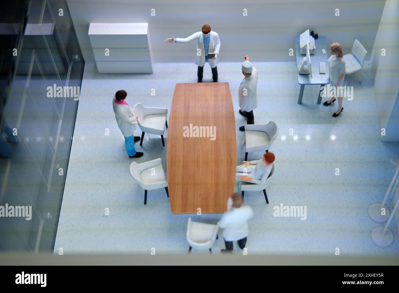 Doctors around table hi-res stock photography and images - Alamy