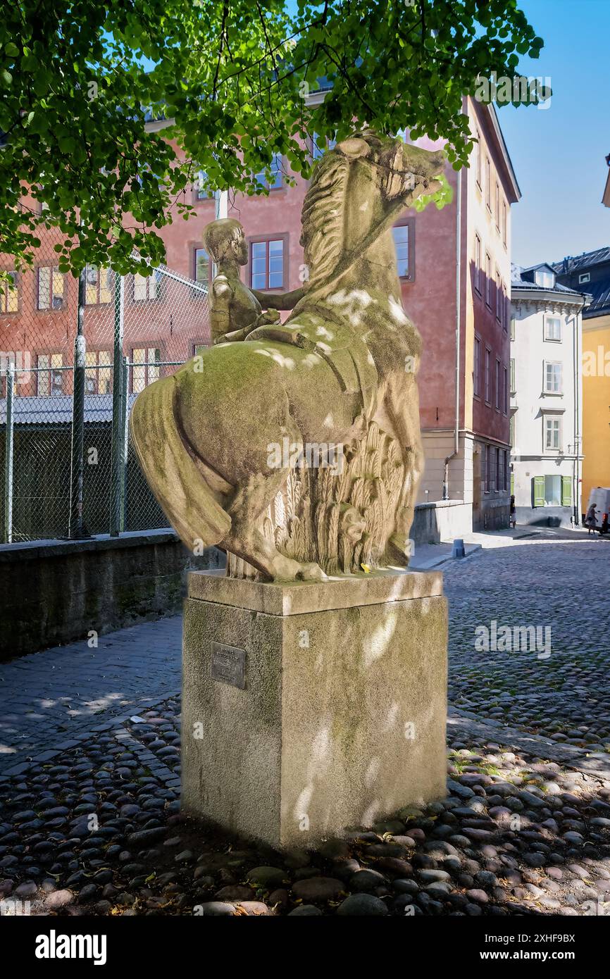 Shaded by the canopy of trees, the statue stands in Gamla stan Stock ...