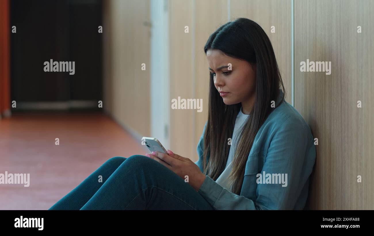 College girl cellphone worried hi-res stock photography and images - Alamy