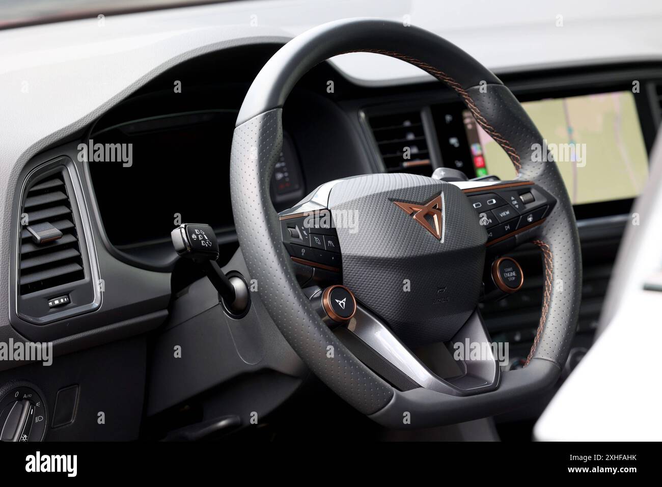 Blick in das Cockpit eines Cupra Ateca. Das Cupra Logo auf dem Lenkrad ...