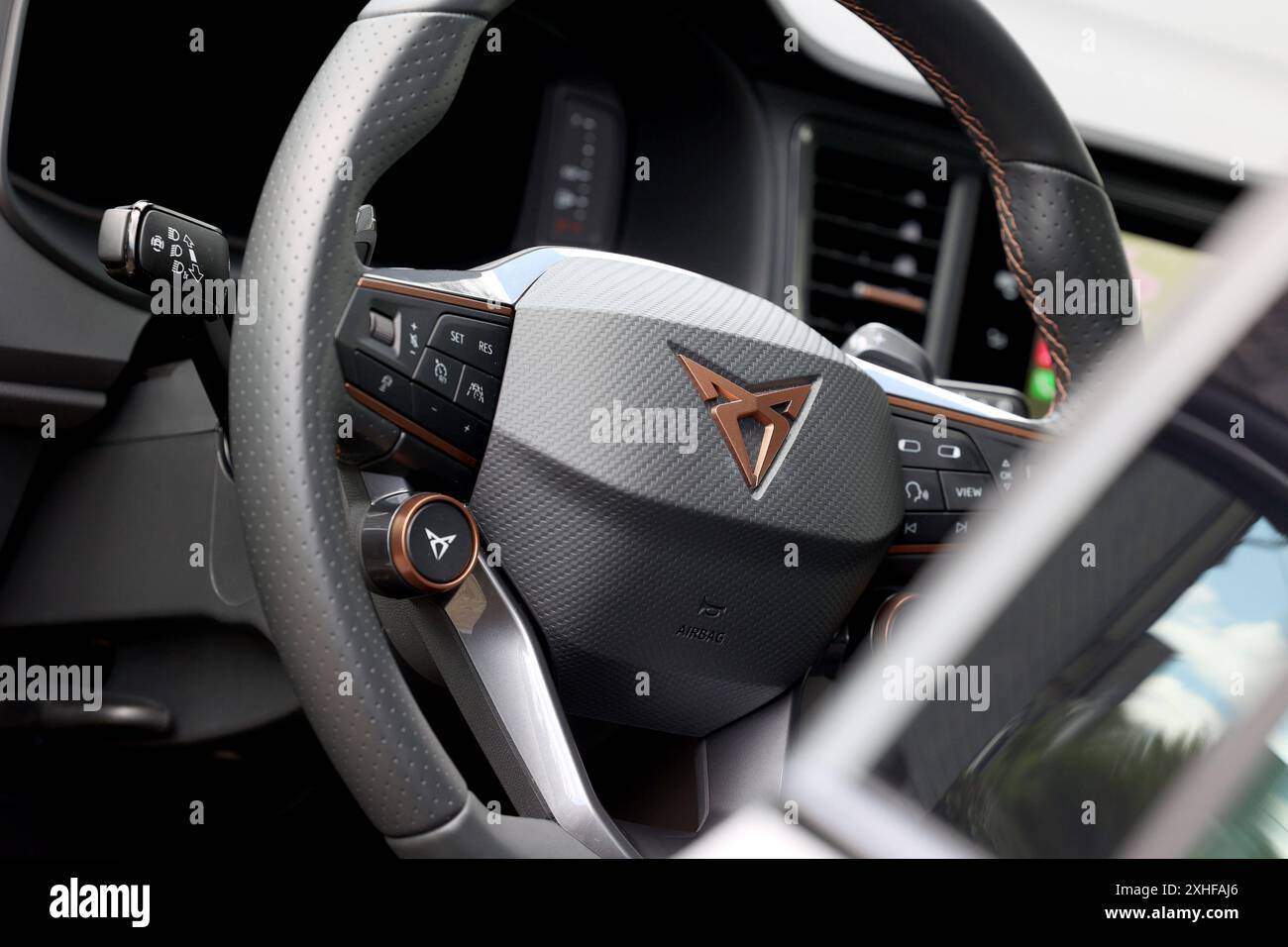Blick in das Cockpit eines Cupra Ateca. Das Cupra Logo auf dem Lenkrad ...