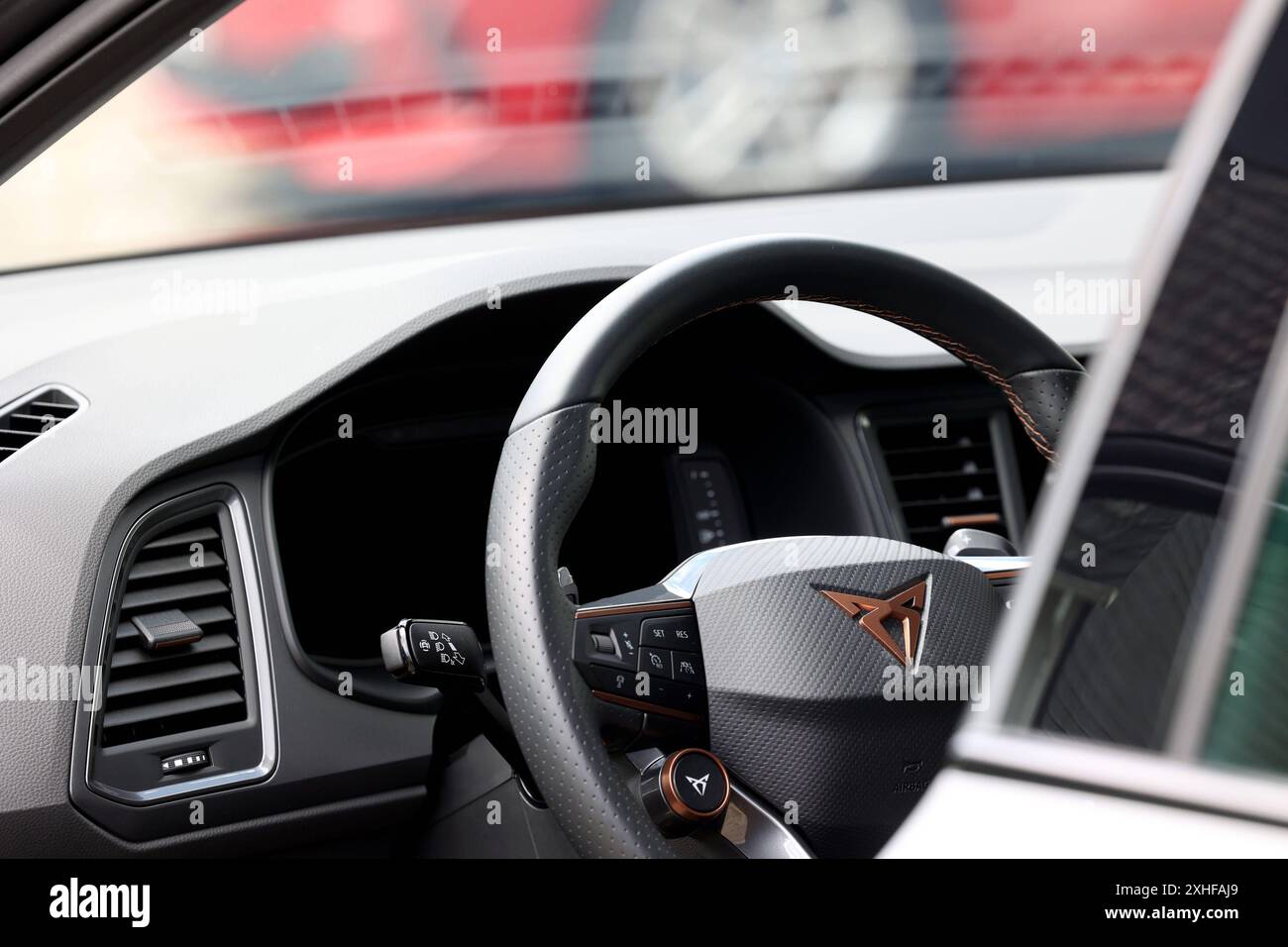 Blick in das Cockpit eines Cupra Ateca. Das Cupra Logo auf dem Lenkrad ...