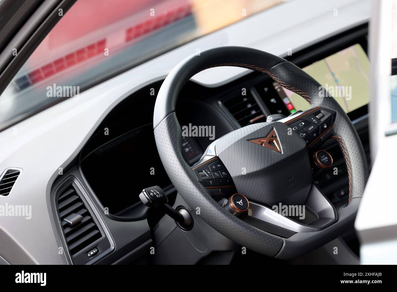 Blick in das Cockpit eines Cupra Ateca. Das Cupra Logo auf dem Lenkrad ...