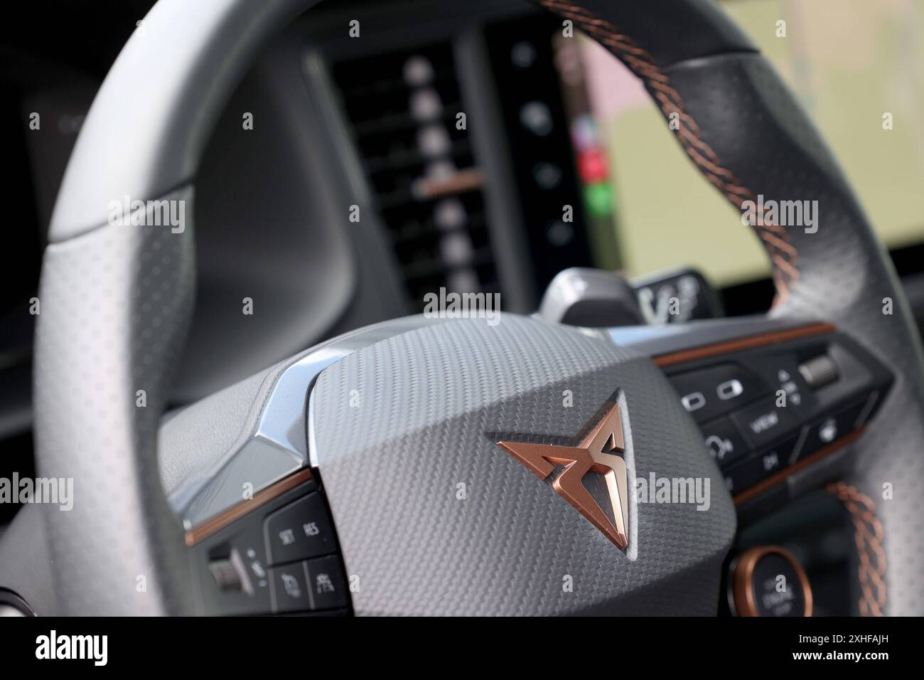 Blick in das Cockpit eines Cupra Ateca. Das Cupra Logo auf dem Lenkrad ...