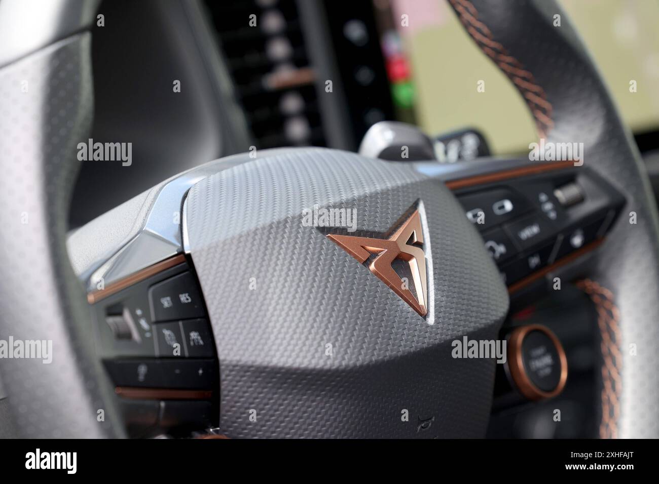Blick in das Cockpit eines Cupra Ateca. Das Cupra Logo auf dem Lenkrad ...