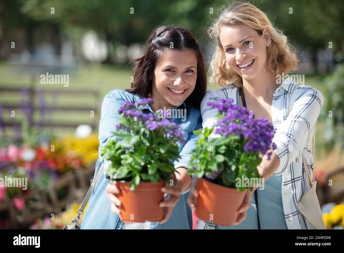 Women holding pot hi-res stock photography and images - Alamy