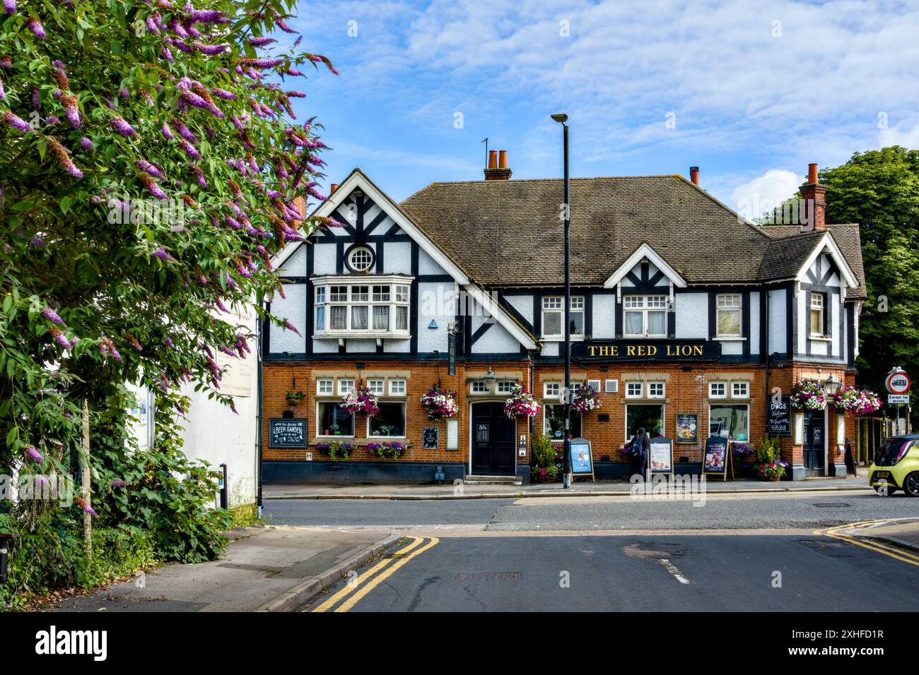 Bushey high street hi-res stock photography and images - Alamy