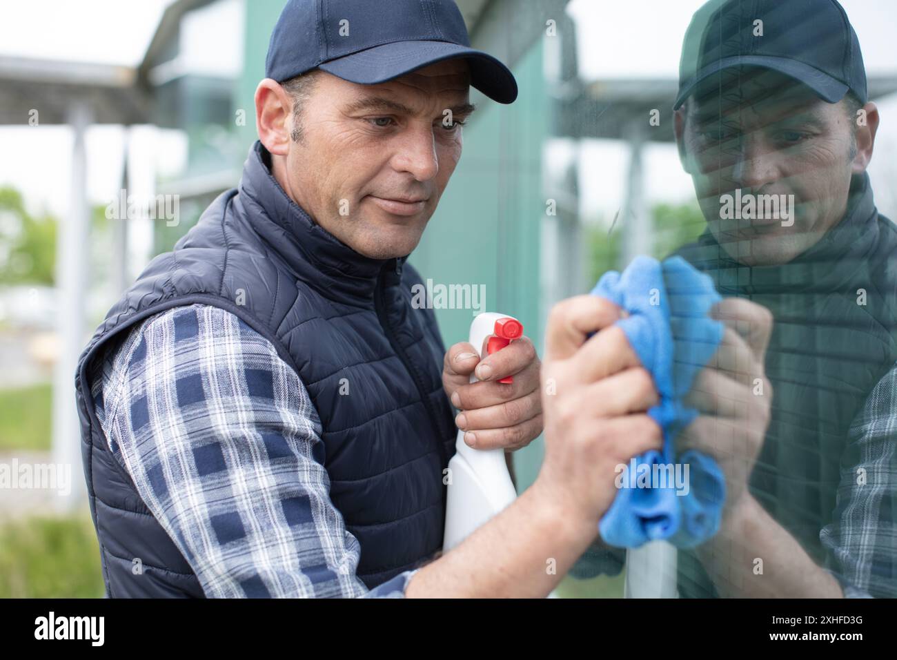 Man worker wash windows spray hi-res stock photography and images - Alamy
