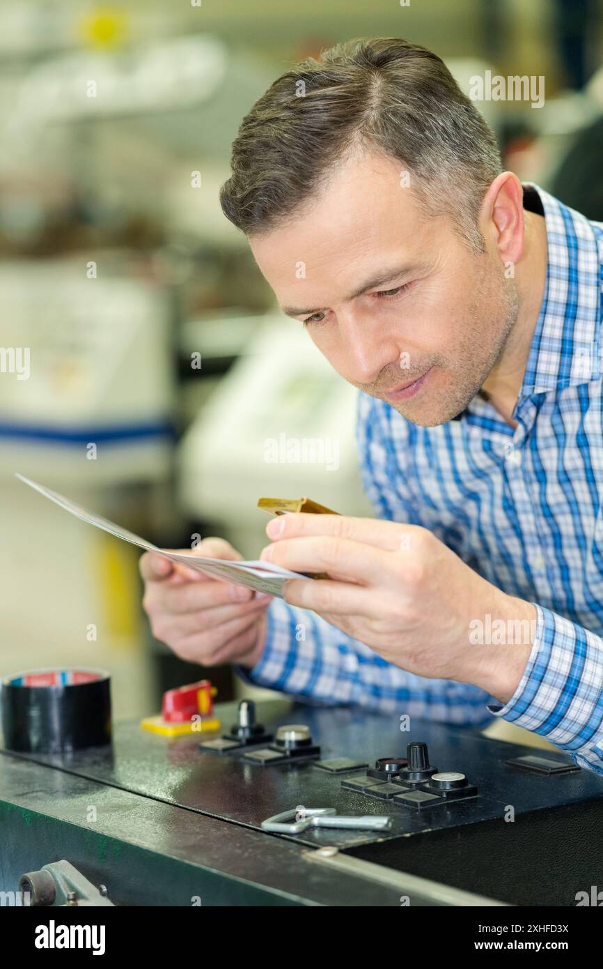 Paper plate manufacturing machine hi-res stock photography and images ...