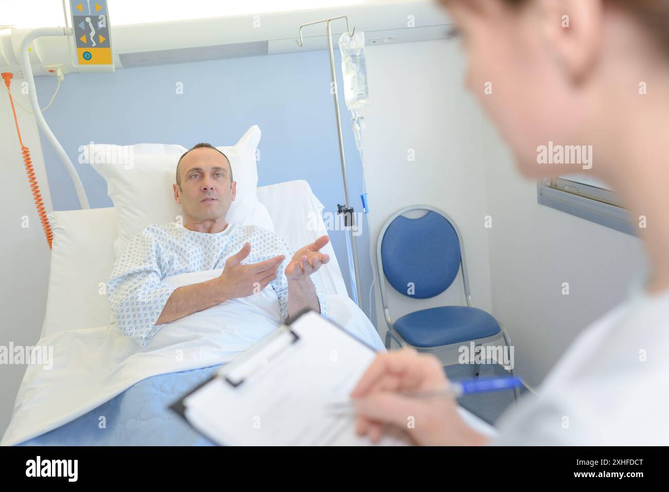 anxious patient in hospital bed questioning nurse Stock Photo - Alamy