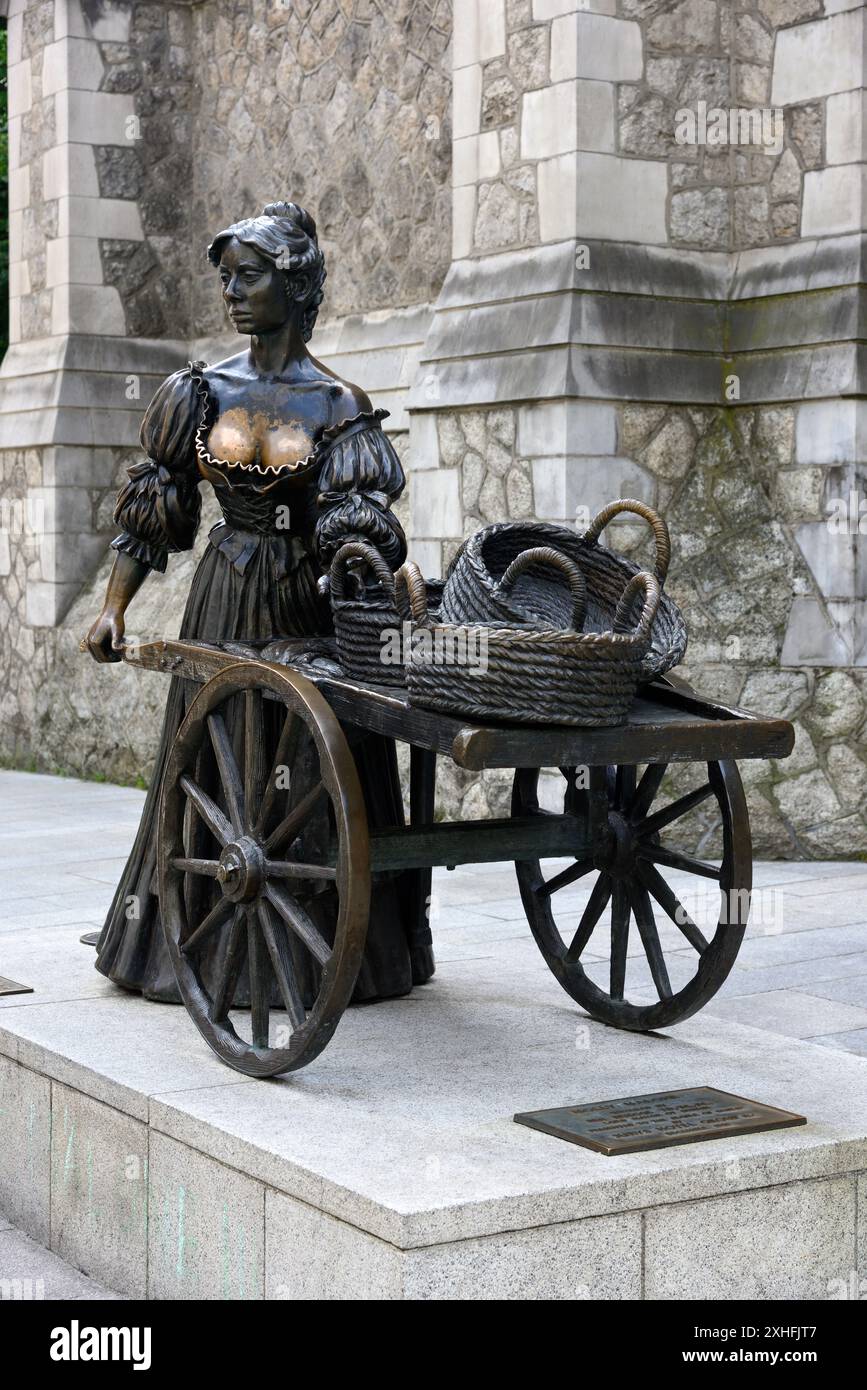 Molly Malone Statue Dublin Southern Ireland Stock Photo - Alamy