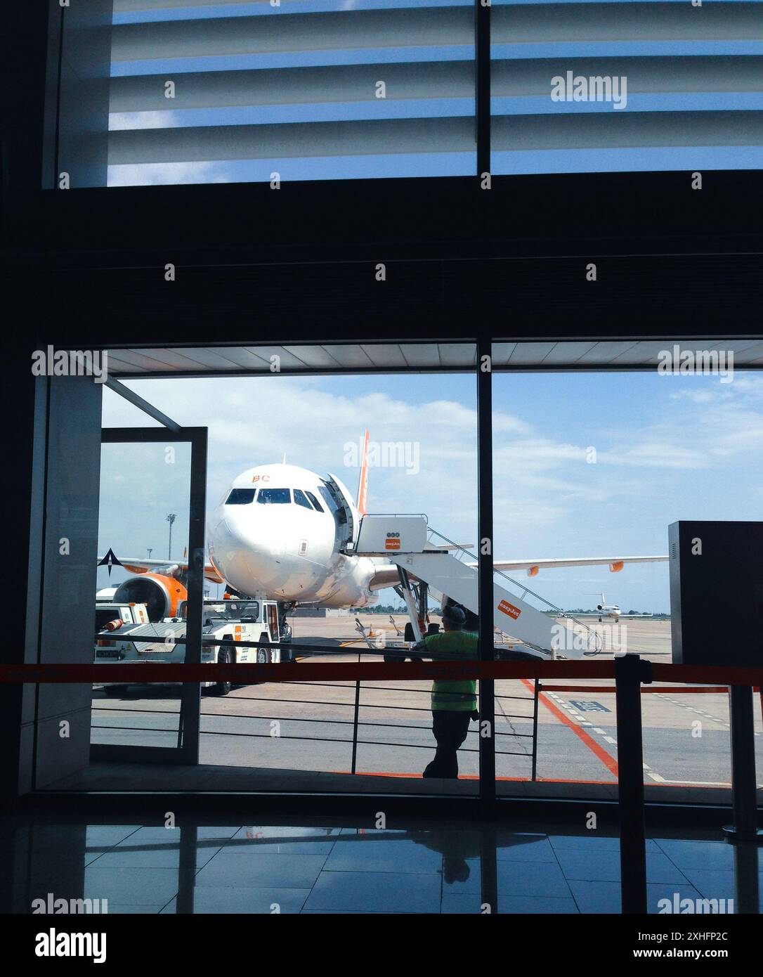 Airport ground crew fuel hi-res stock photography and images - Alamy
