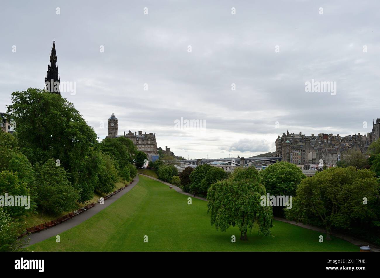 Best streets in edinburgh hi-res stock photography and images - Alamy