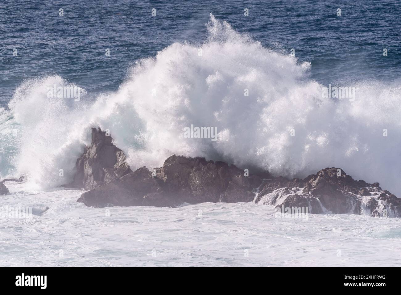 Spectacularly big waves from the pacific ocean smash into the ...