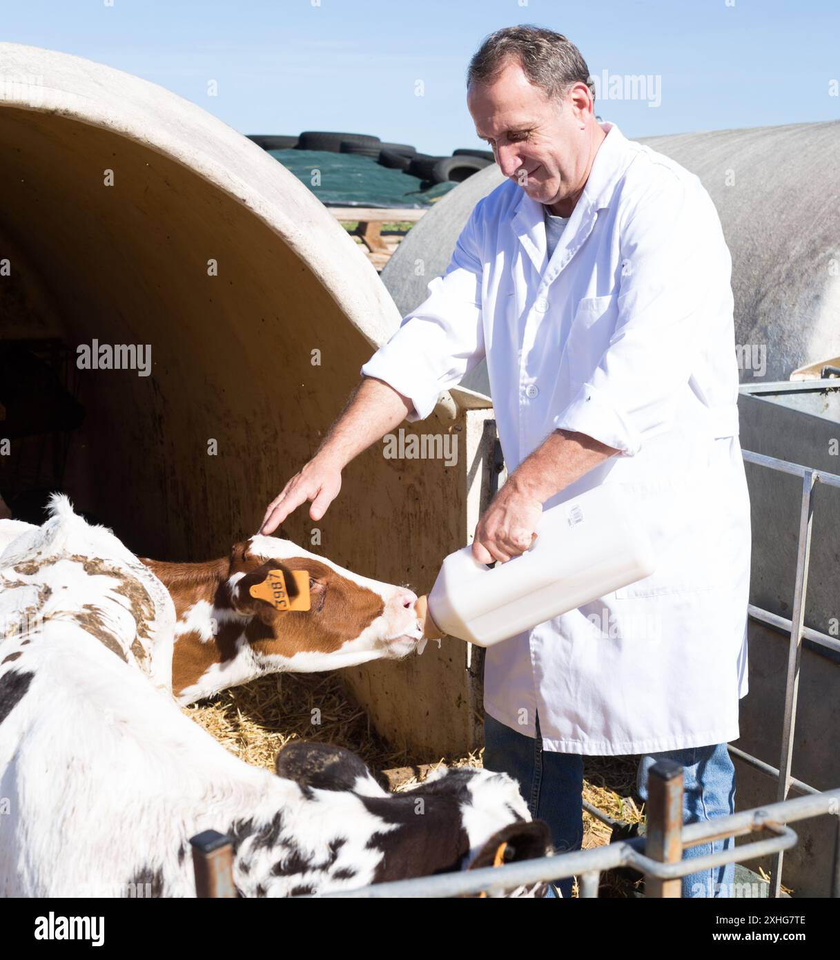 Man in white robe hi-res stock photography and images - Alamy