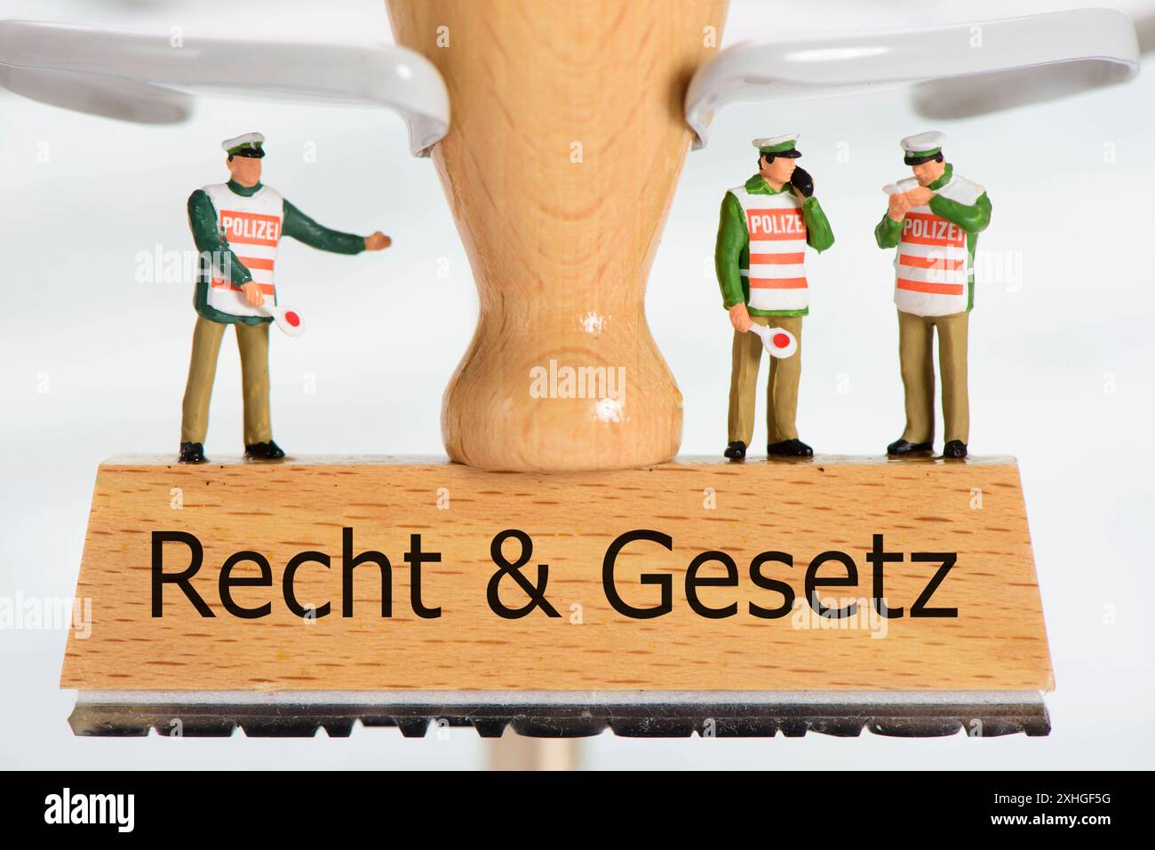 Recht und Gesetz Ein Holzstempel ist beschriftet mit dem Aufdruck ...