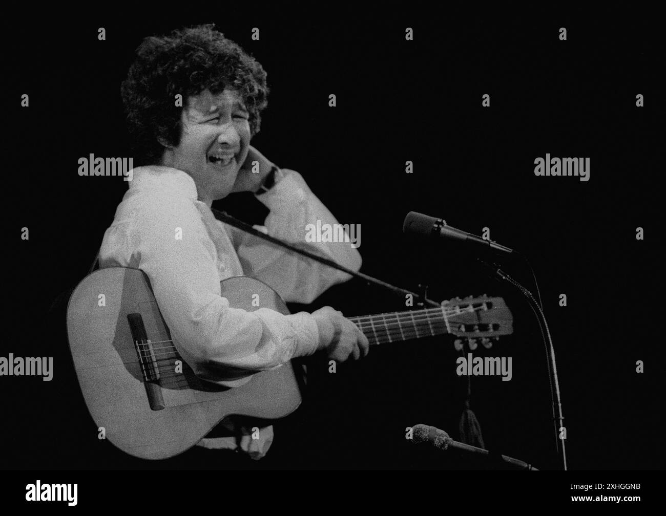 Comedian musician hi-res stock photography and images - Alamy